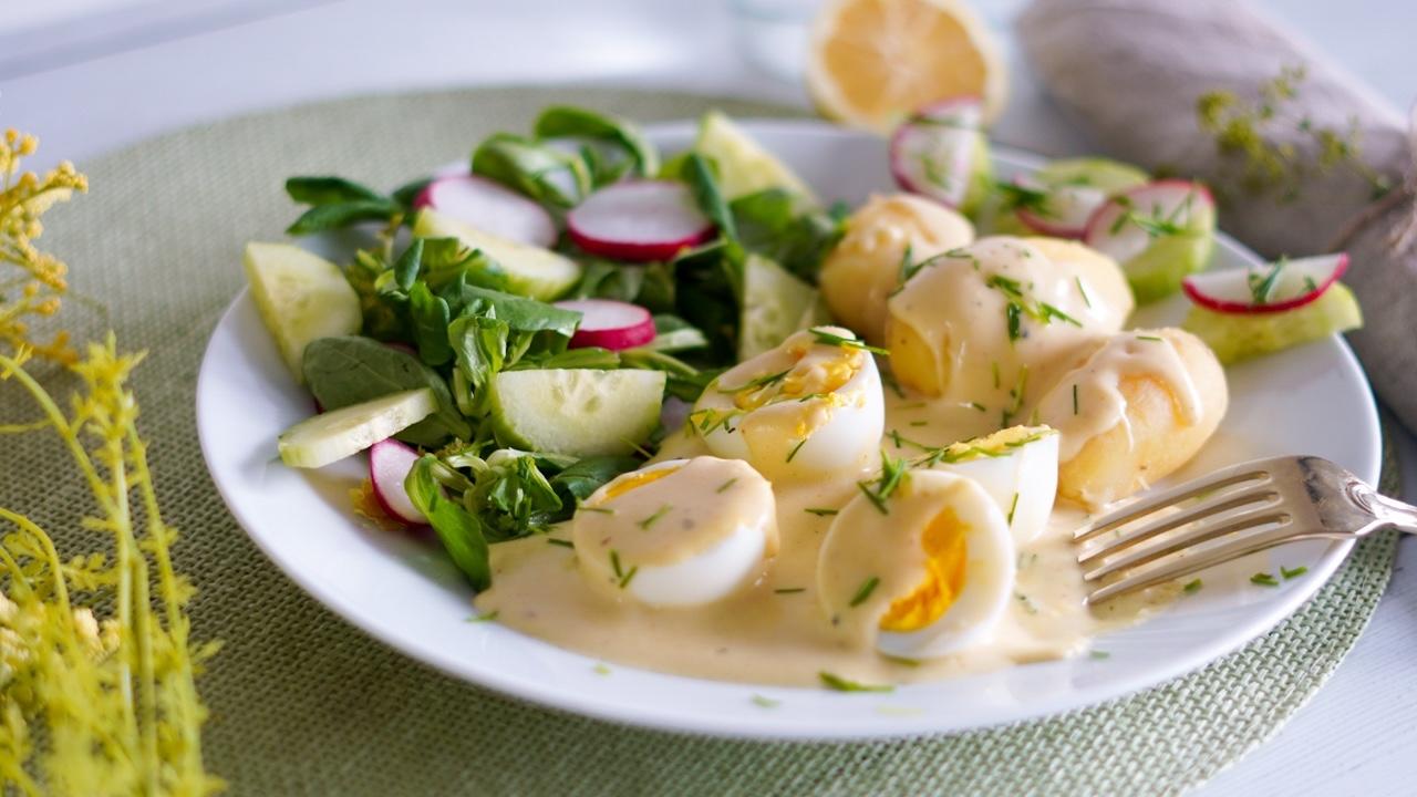 Senfeier mit Kartoffeln und Salat